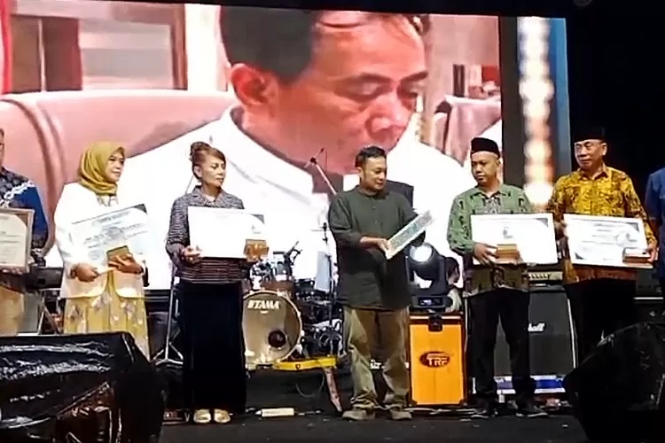 Plt Camat Singosari Wellem Raih Penghargaan Pemimpin Wilayah Inspiratif di SMSI Malang Raya ...